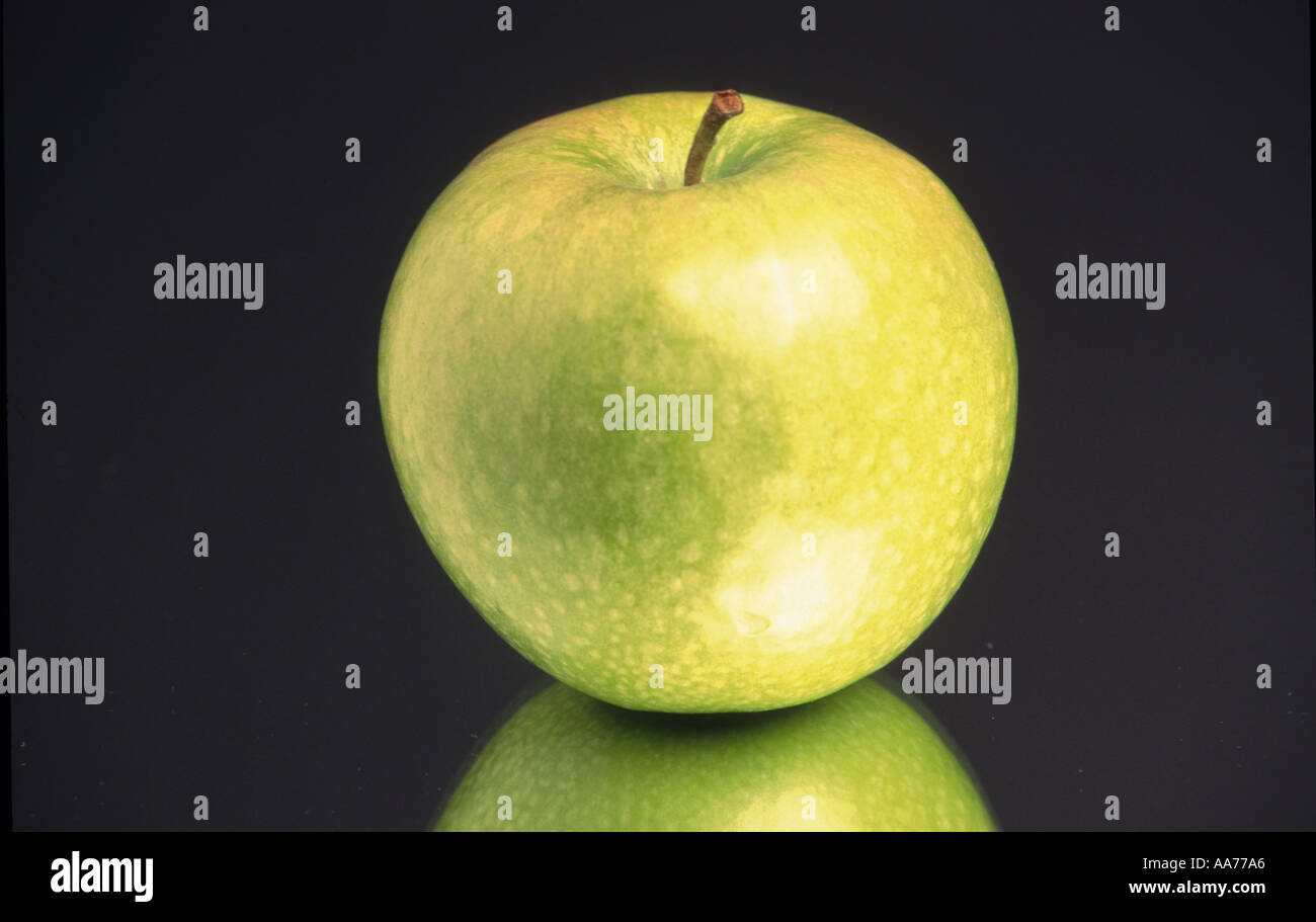 Apple fruit Granny Smith apples Stock Photo - Alamy