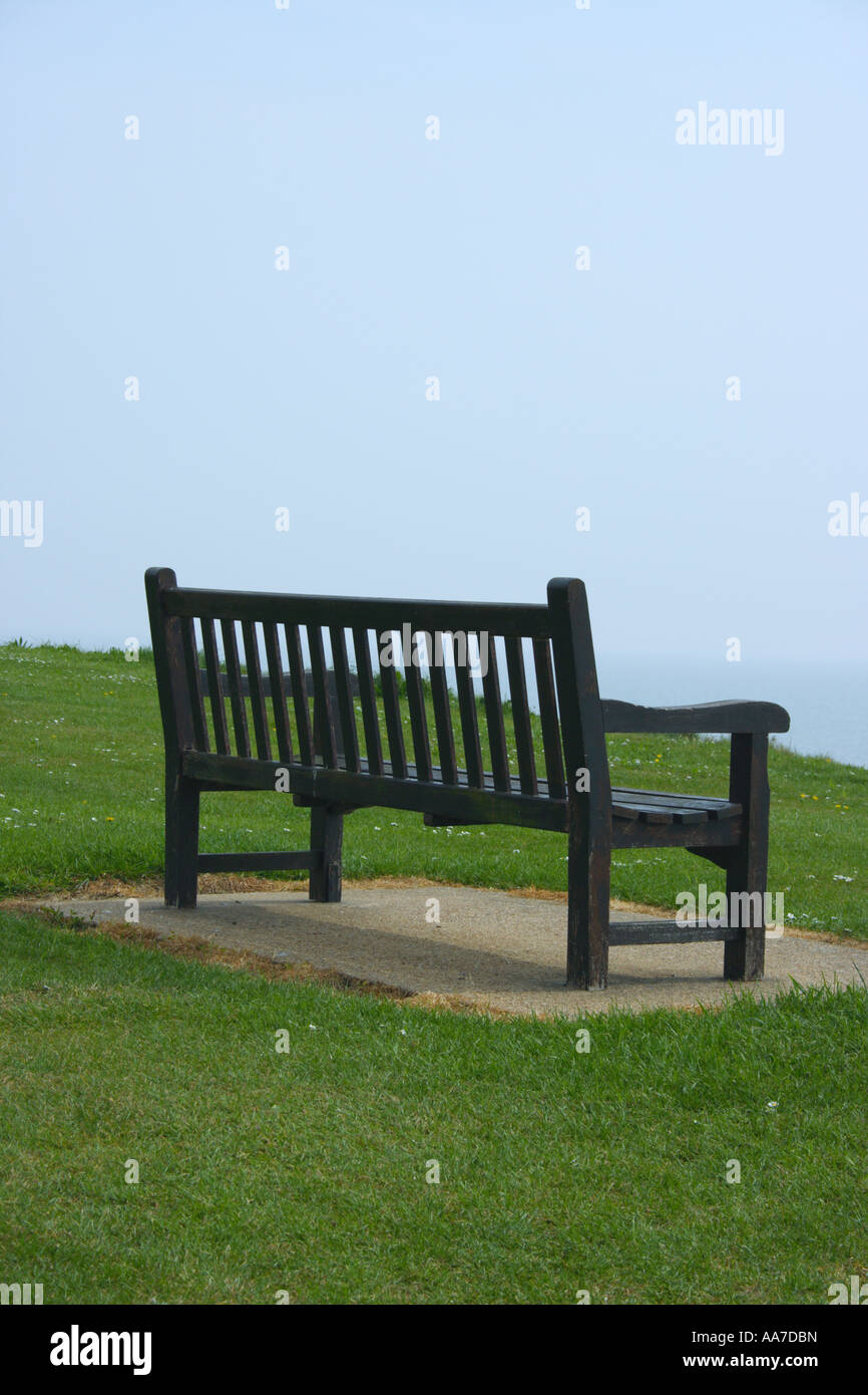 an empty bench on the cliff top at walton-on-naze Stock Photo - Alamy