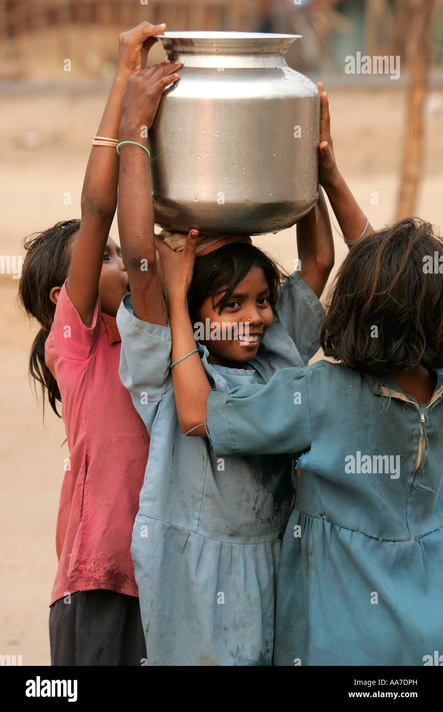 India girls girls carrying water hi-res stock photography and images ...