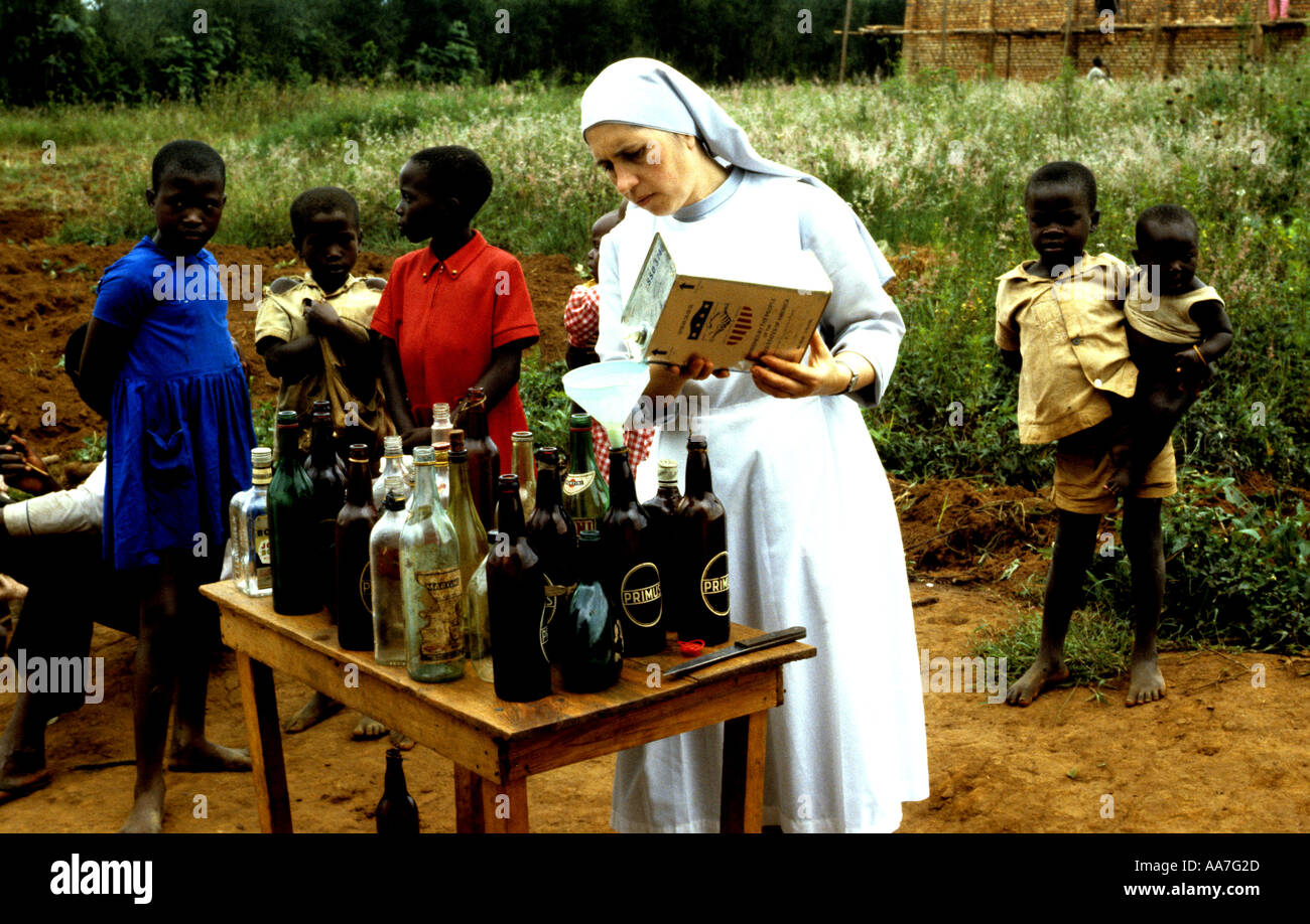 ITALIAN NUNS DISTRIBUTE FOOD AID IN RWANDA Stock Photo - Alamy