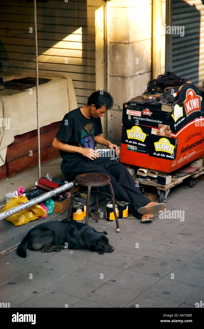 Bangkok shoe repair man Stock Photo - Alamy