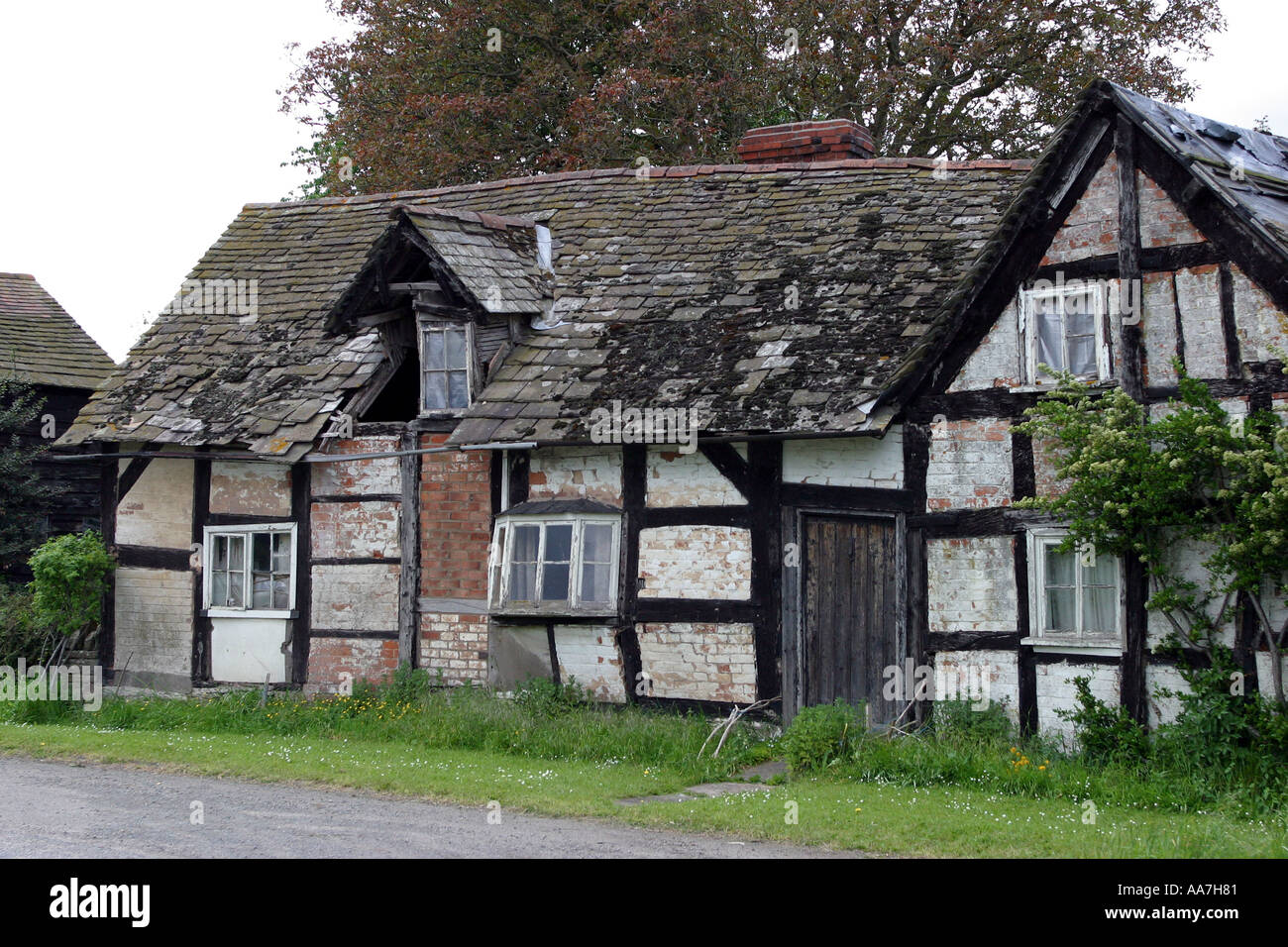 Delapidated cottage hi-res stock photography and images - Alamy