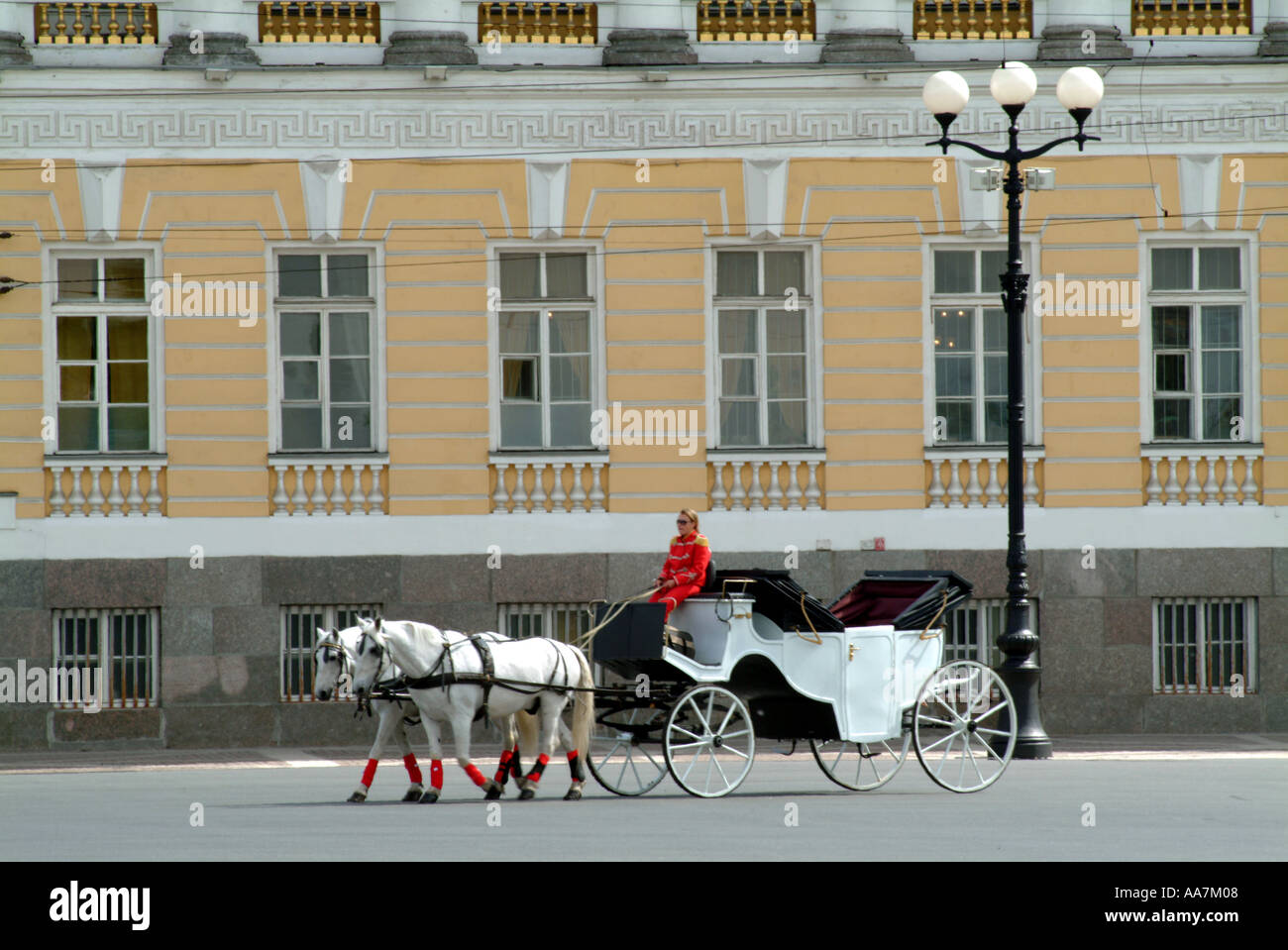 Palace Square St Petersburg Russia horse drawn carriage Stock Photo - Alamy