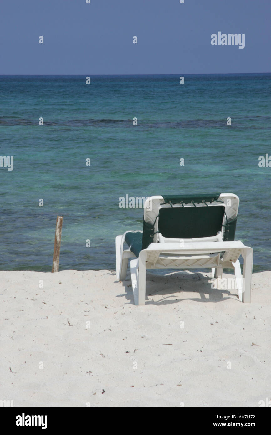 Lounge on beach hi-res stock photography and images - Alamy