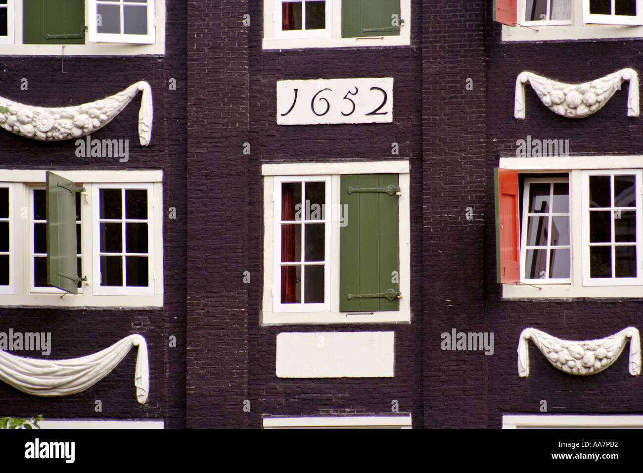 Historic building dated 1652 in Amsterdam Stock Photo - Alamy