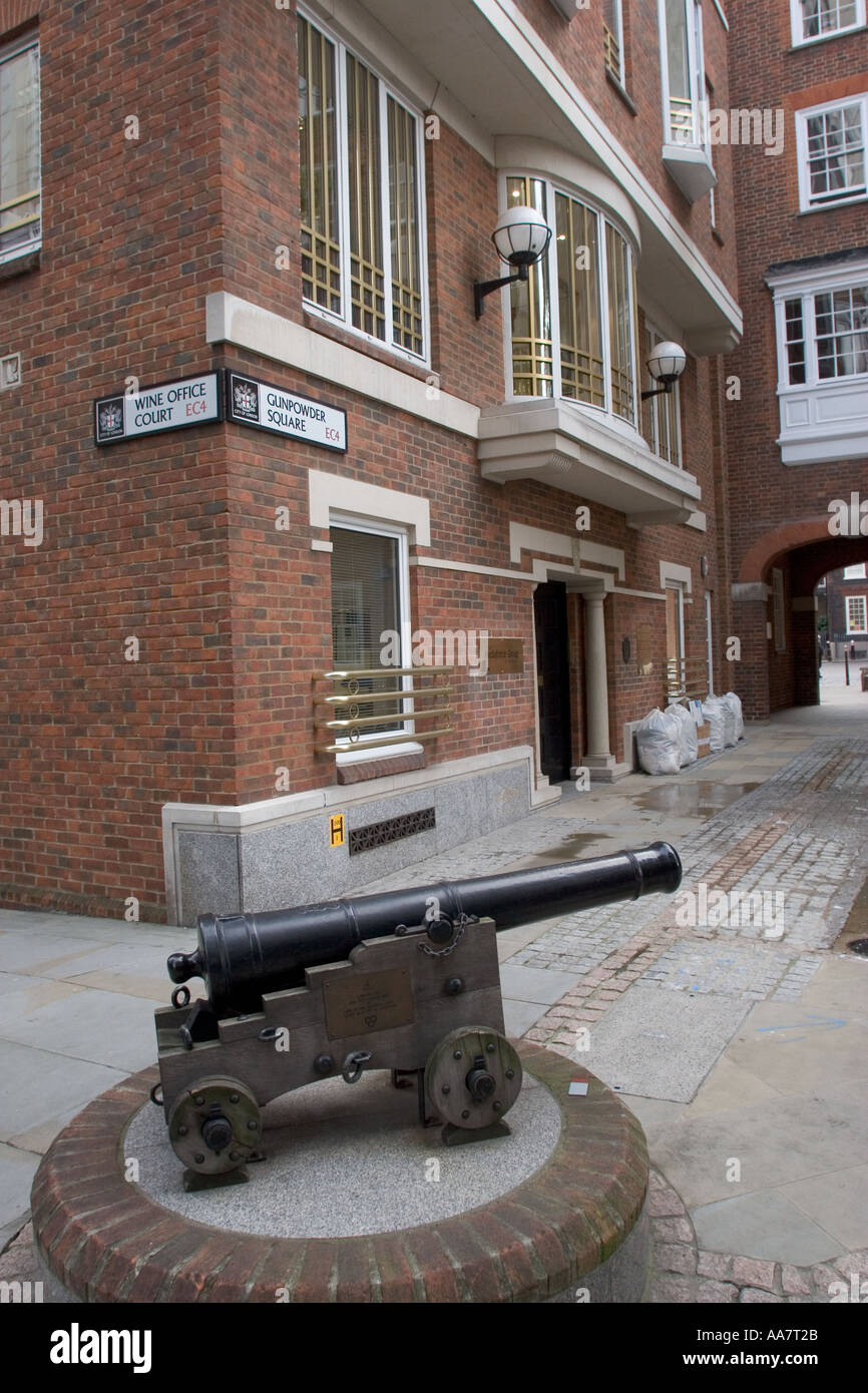 Canon replica on display in Gunpowder Square off Fleet Street City of ...