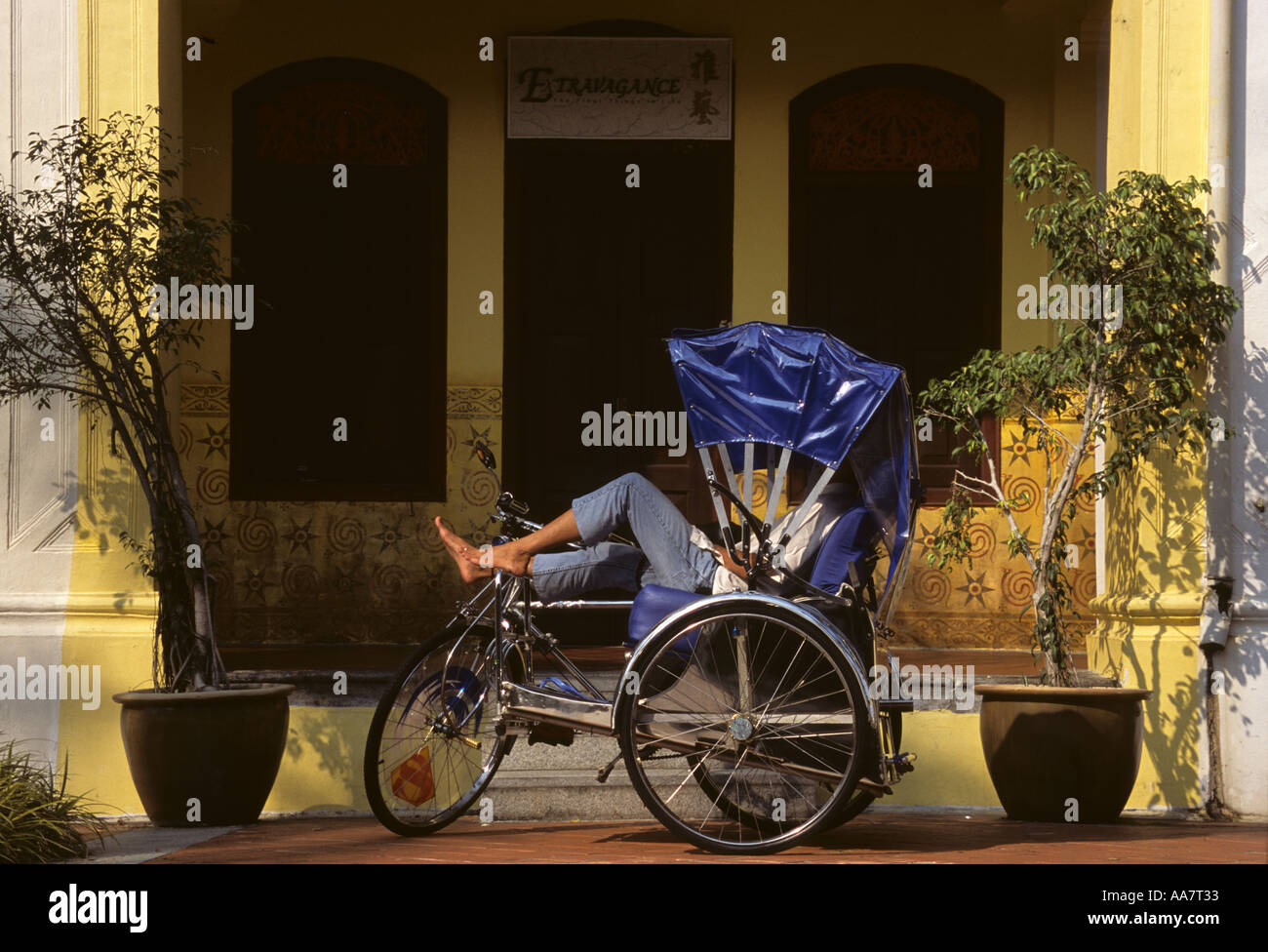 Rickshaw driver outside shophouse Singapore Stock Photo - Alamy
