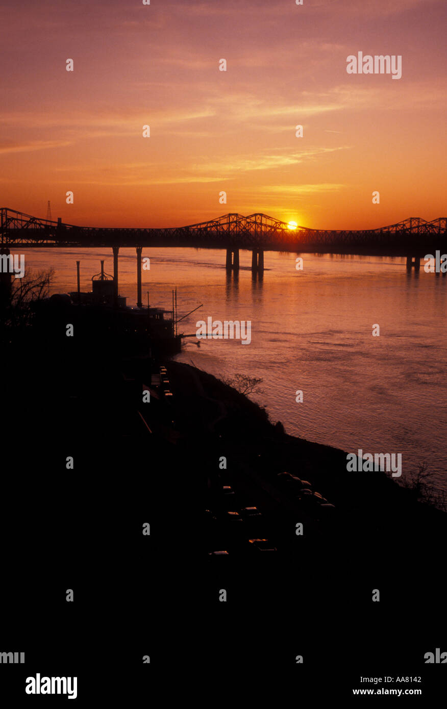 Mississippi river scenic vertical hi-res stock photography and images ...