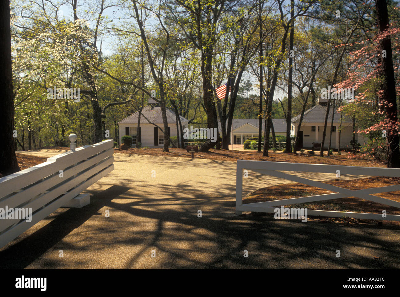 Little white house warm springs hi-res stock photography and images - Alamy