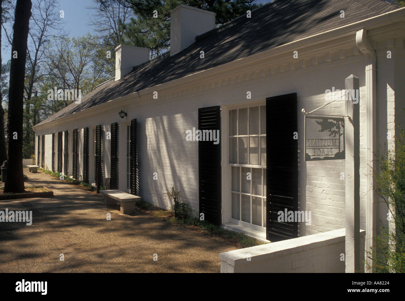 Little white house warm springs hi-res stock photography and images - Alamy