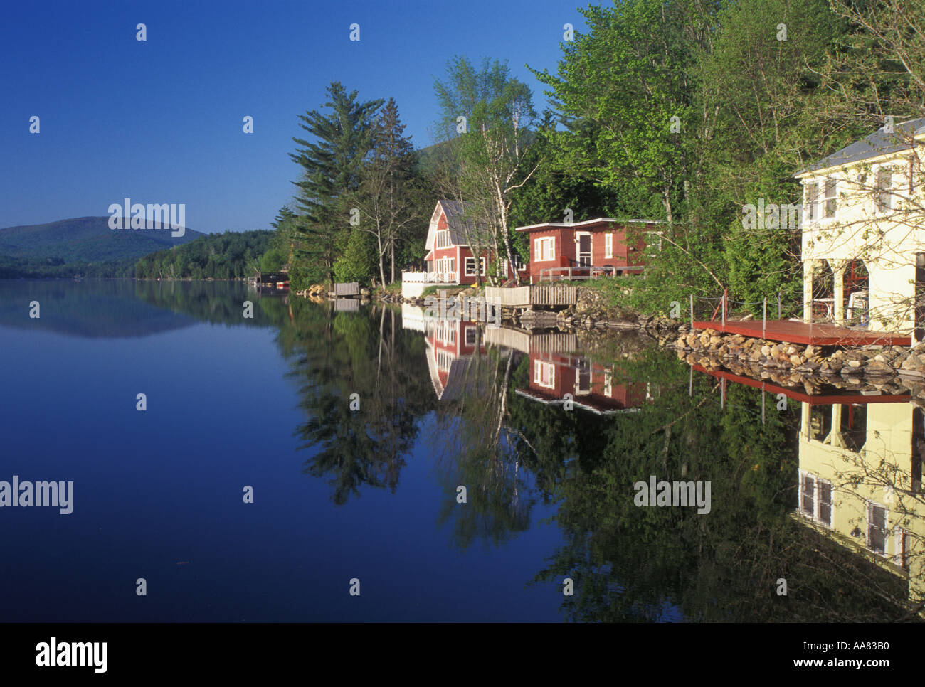 Lake cottages hi-res stock photography and images - Alamy