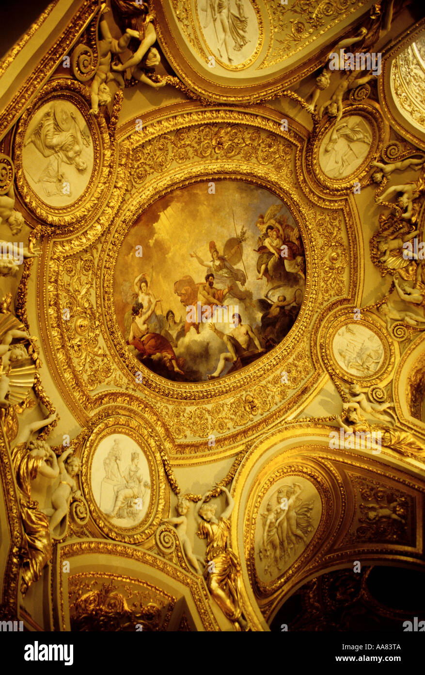 Louvre museum gallery hi-res stock photography and images - Alamy