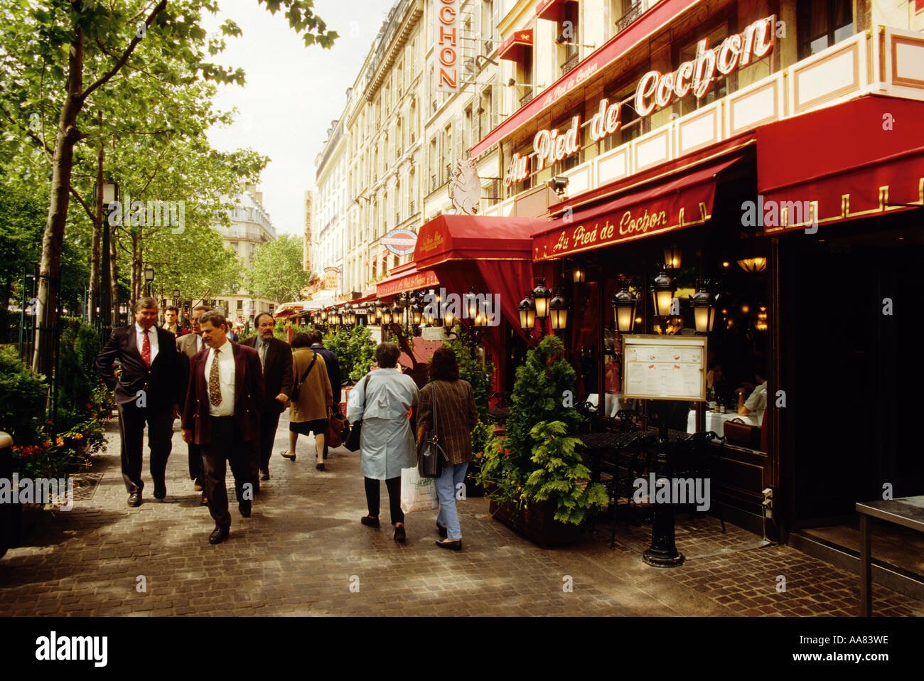 Paris lunchtime hi-res stock photography and images - Alamy