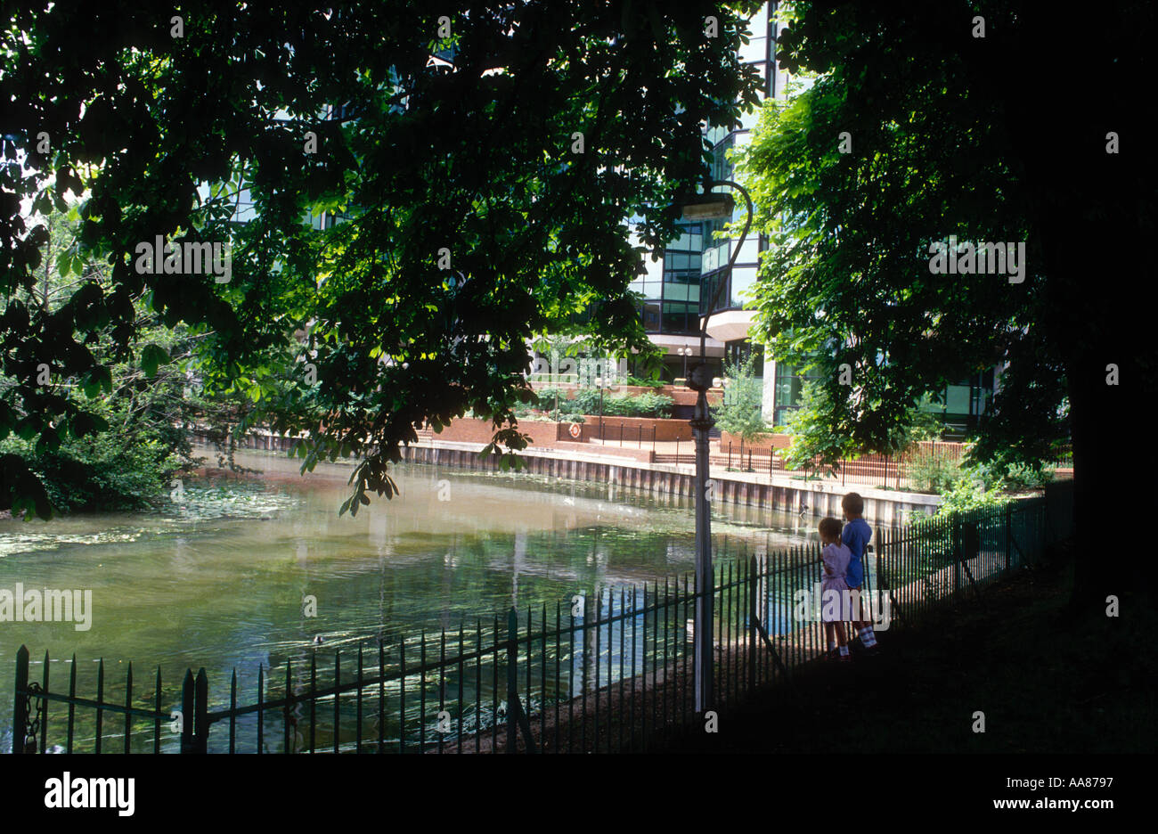 Children by the River Kennet at Chestnut Walk Reading Berkshire England ...