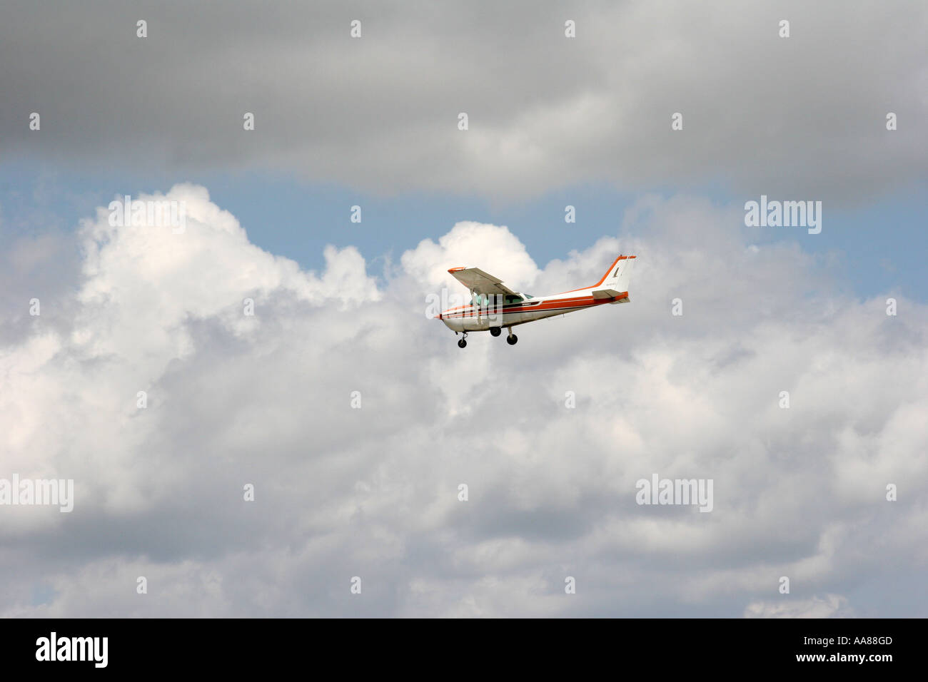 Cessna 172 Skyhawk On Approach for landing Stock Photo - Alamy