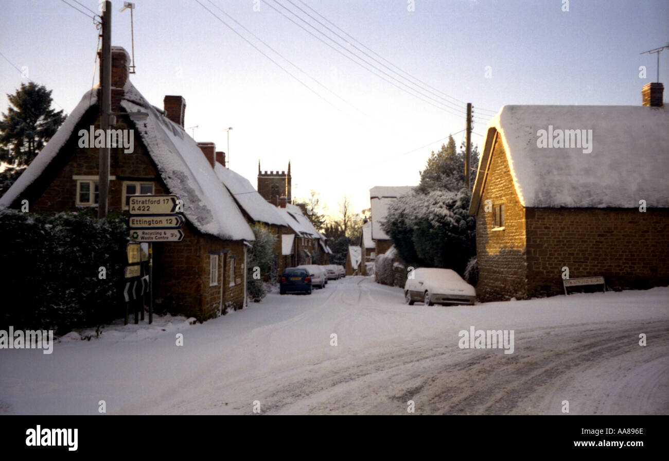 Church Street Wroxton Oxfordshire in the snow Stock Photo - Alamy