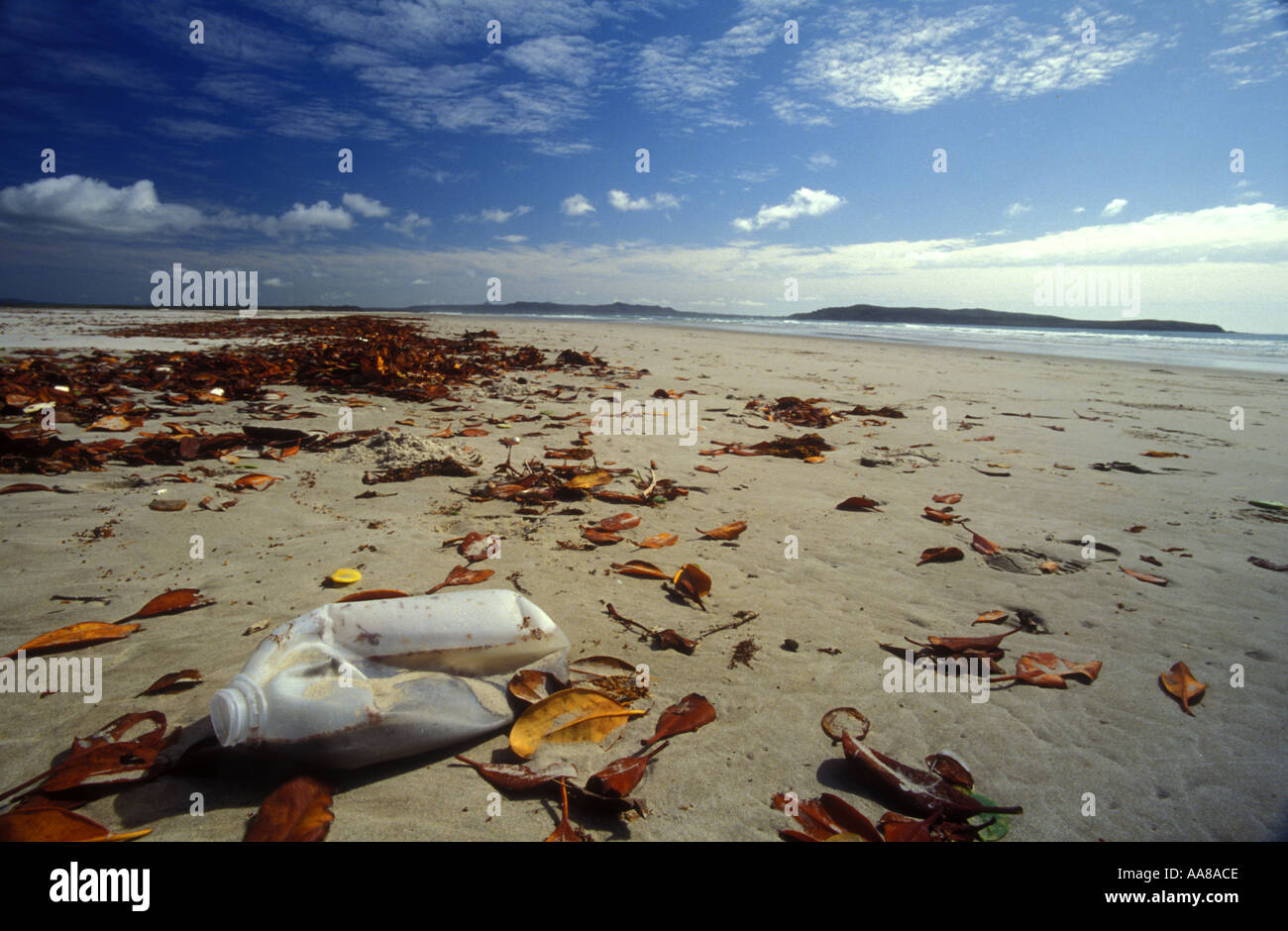 rubbish on beach Stock Photo - Alamy
