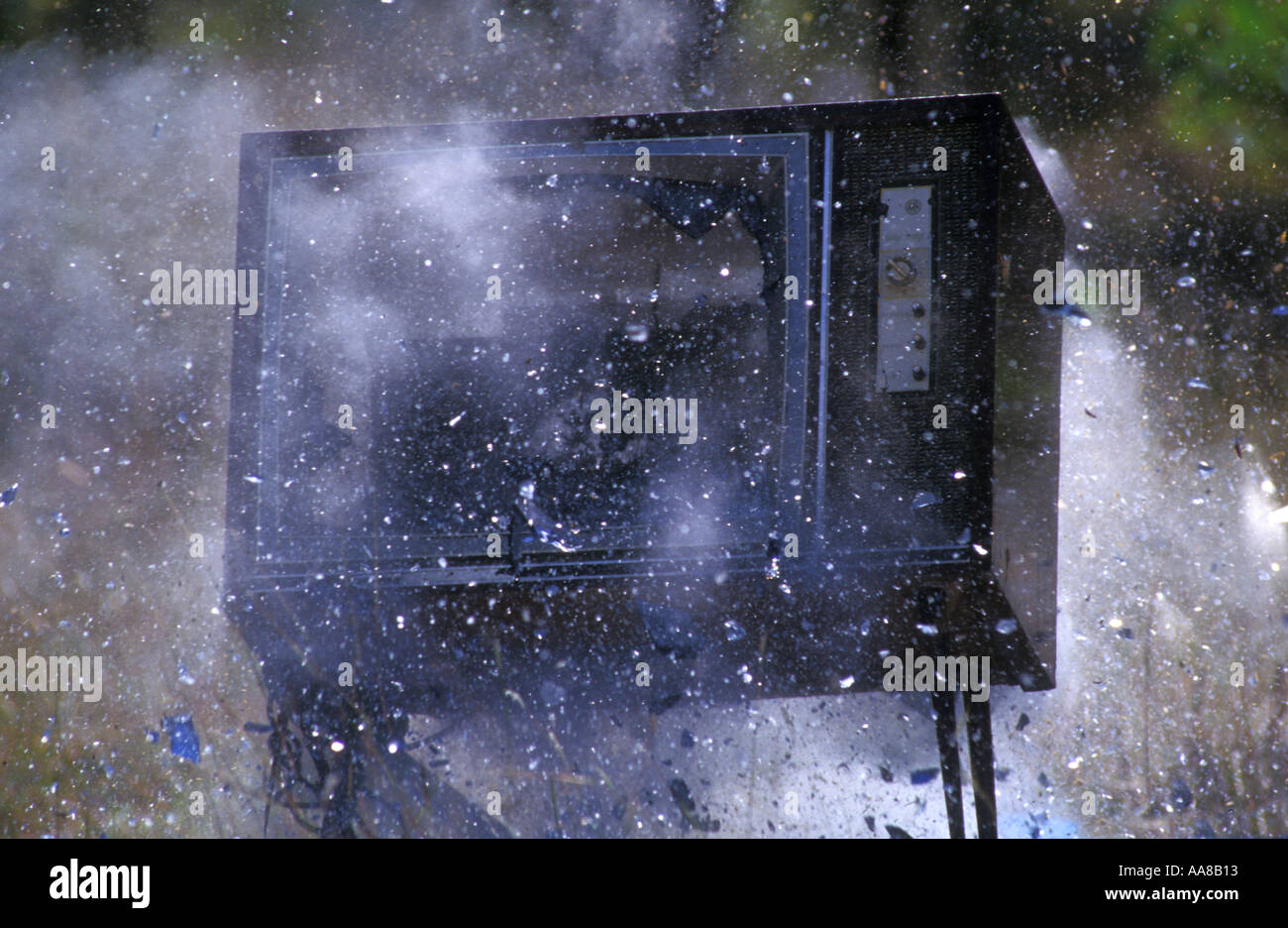 Smashed tv screen hi-res stock photography and images - Alamy