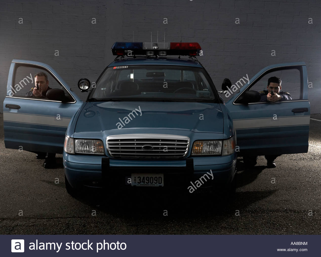 Male Police Officer Pointing Gun Stock Photos & Male Police Officer ...