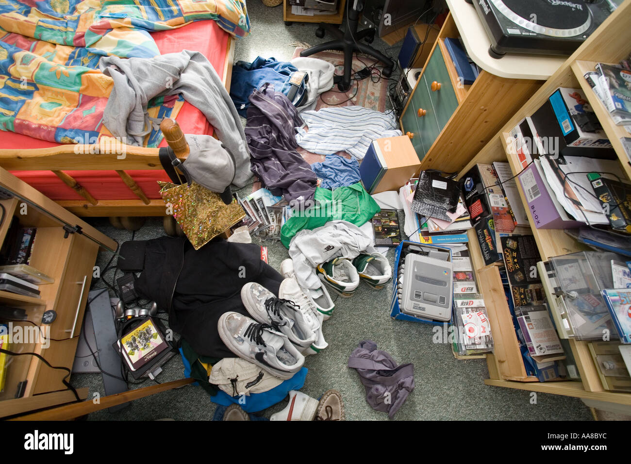 Messy bedroom boys hi-res stock photography and images - Alamy