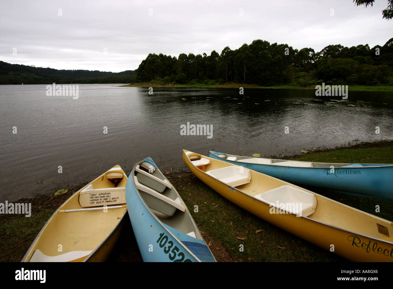CANOES PULLED UP ON A SHORELINE HORIZONTAL BAPDB7517 Stock Photo - Alamy