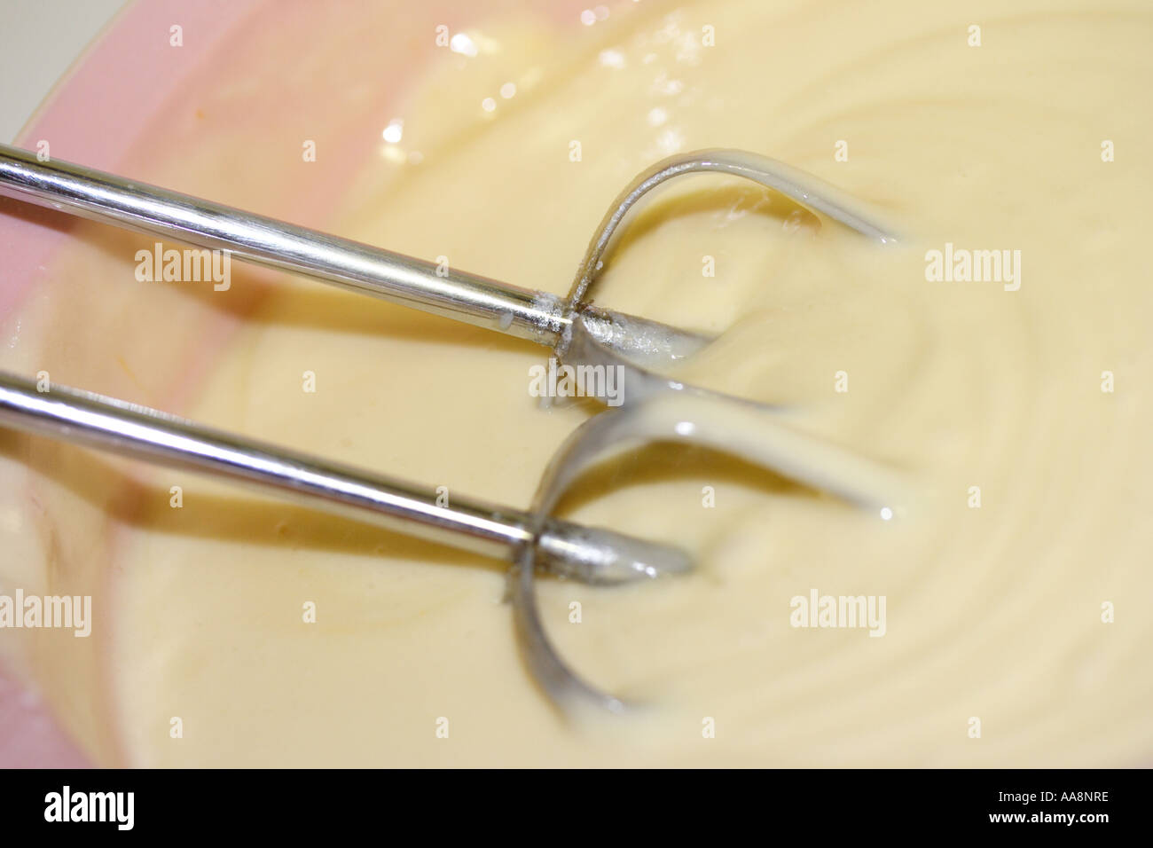 MIXING A CAKE MIX WITH ELECTRIC BEATERS HORIZONTAL BAPDA7140 Stock ...