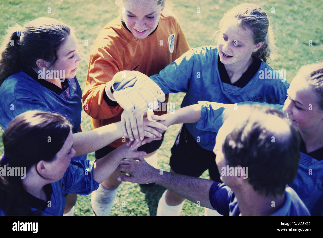Girls soccer team in huddle hi-res stock photography and images - Alamy
