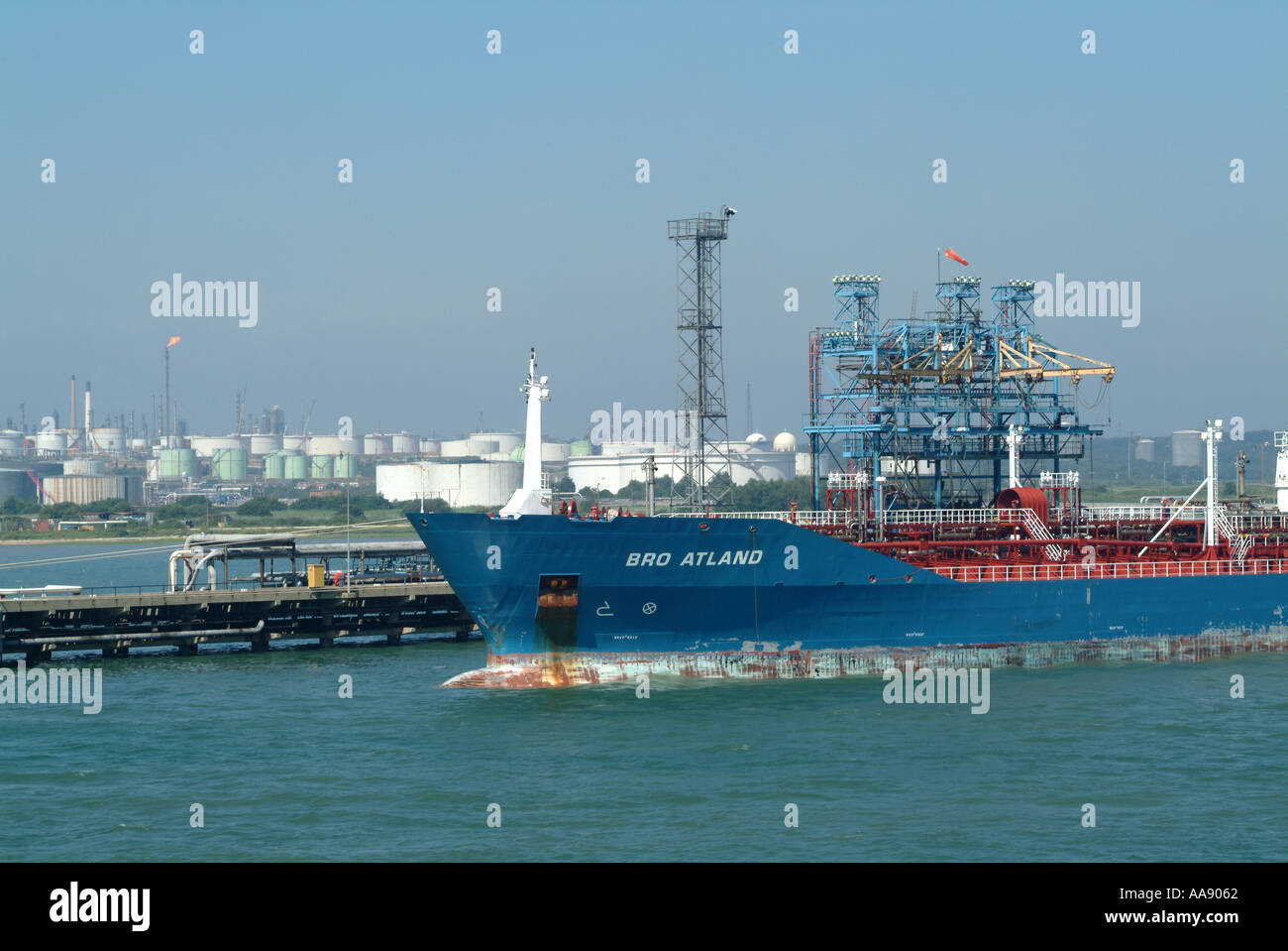 Oil gantry hi-res stock photography and images - Alamy