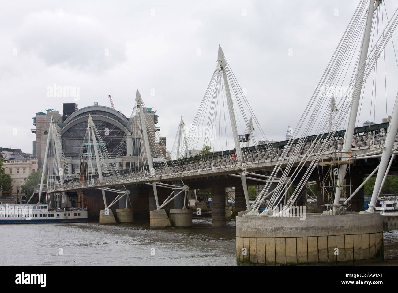 Hungerford pedestrian bridge London England UK Europe Stock Photo - Alamy