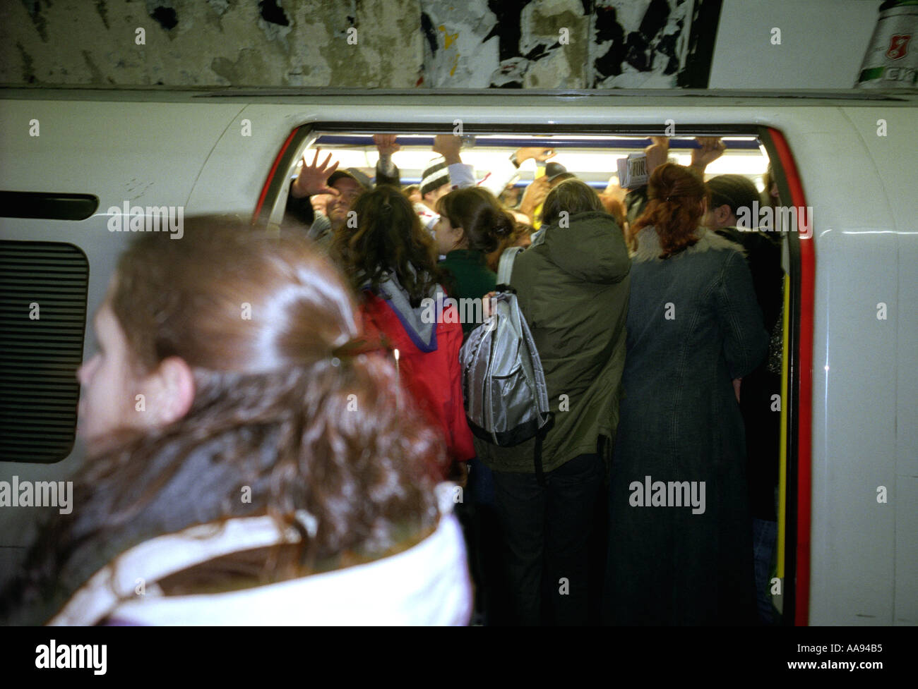 London underground tube train at rush hour Stock Photo - Alamy