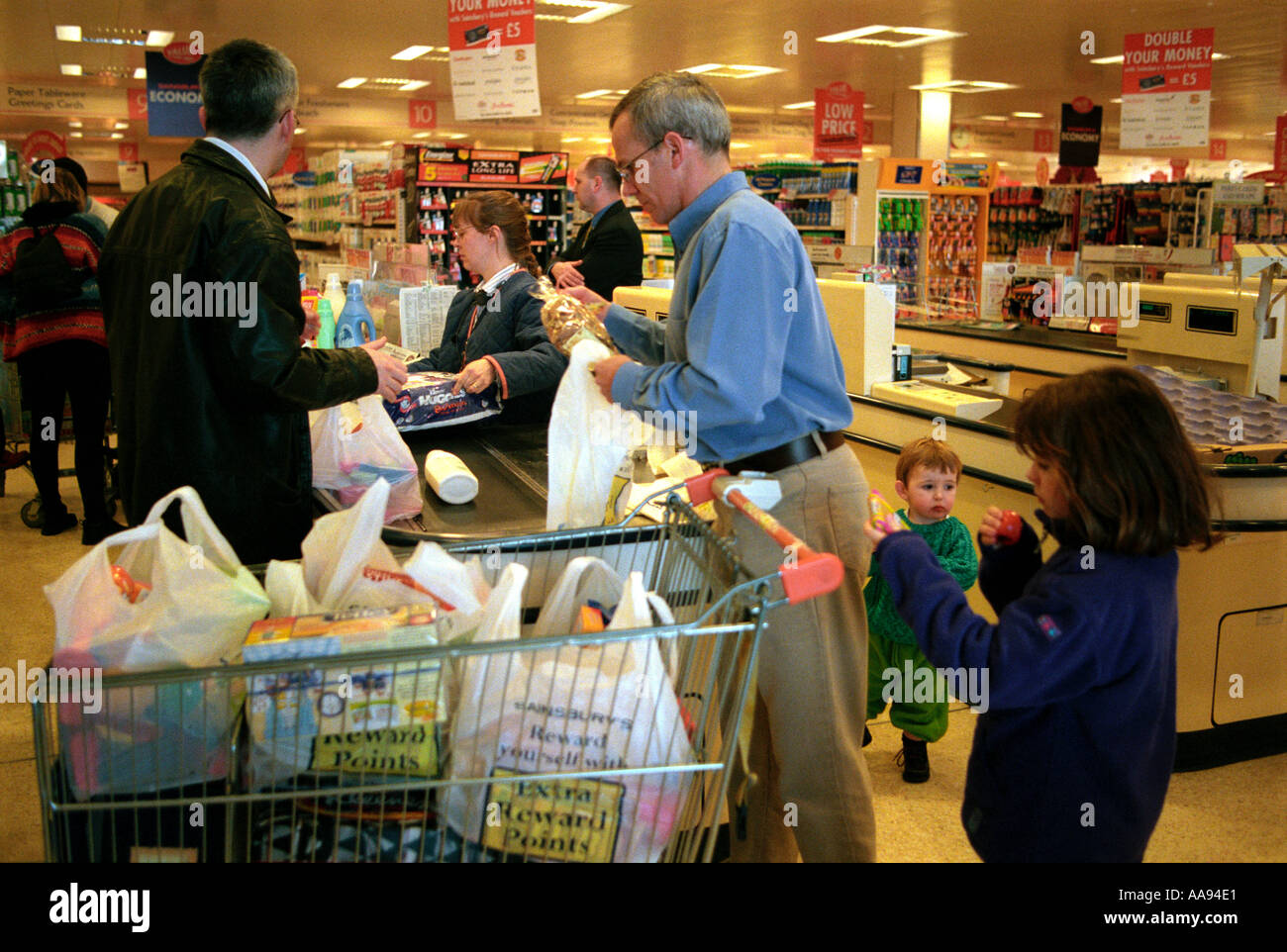 Children with parents out shopping hi-res stock photography and images ...