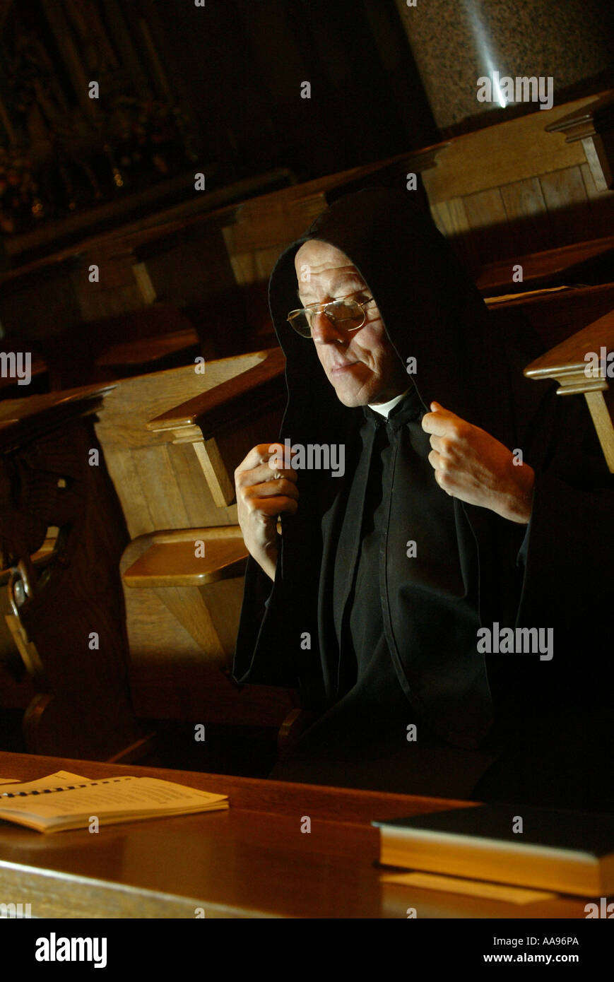 Monk prays hi-res stock photography and images - Alamy