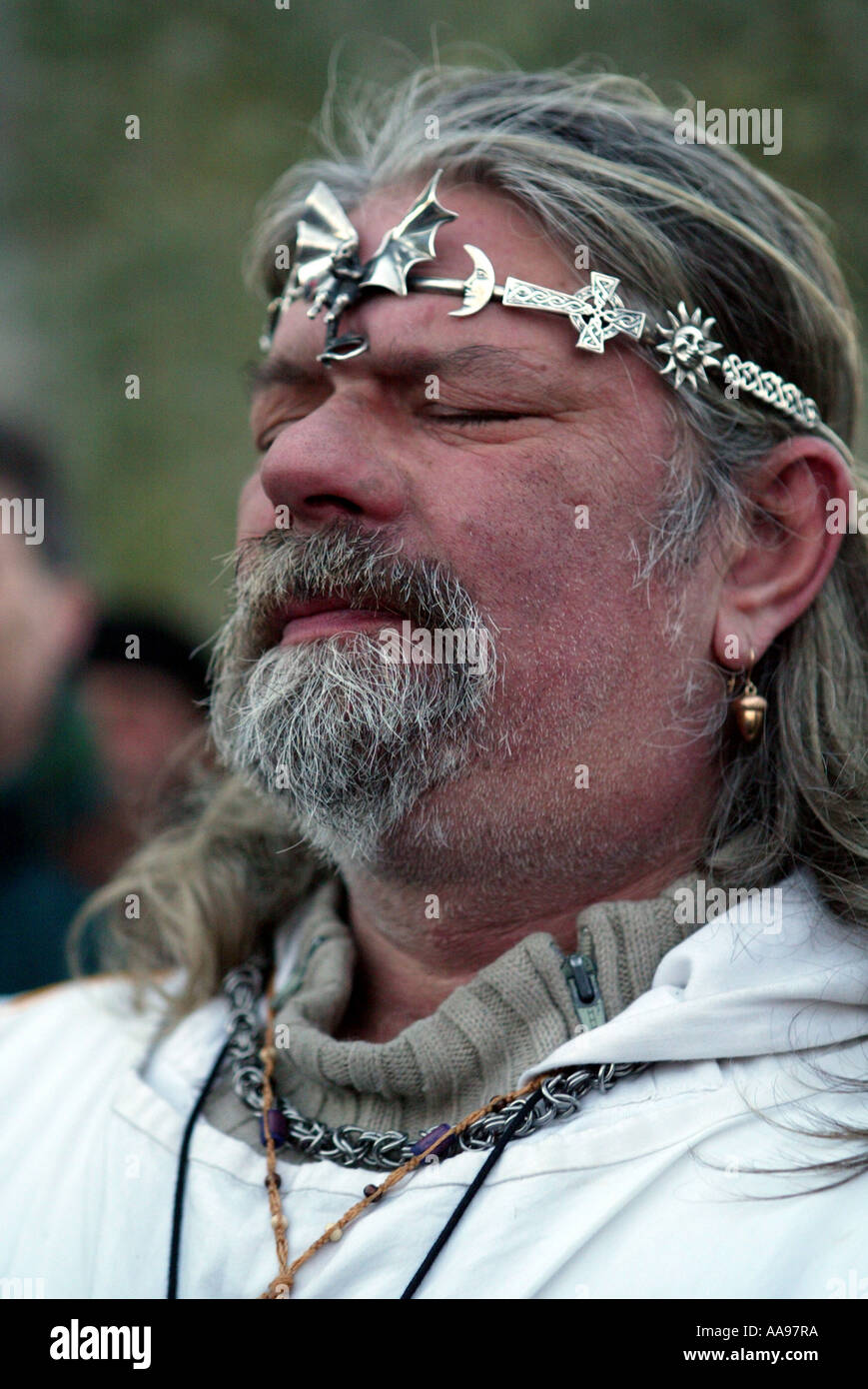 A DRUID AT THE WINTER SOLSTICE CEREMONY AT A STONEHENGE Stock Photo - Alamy