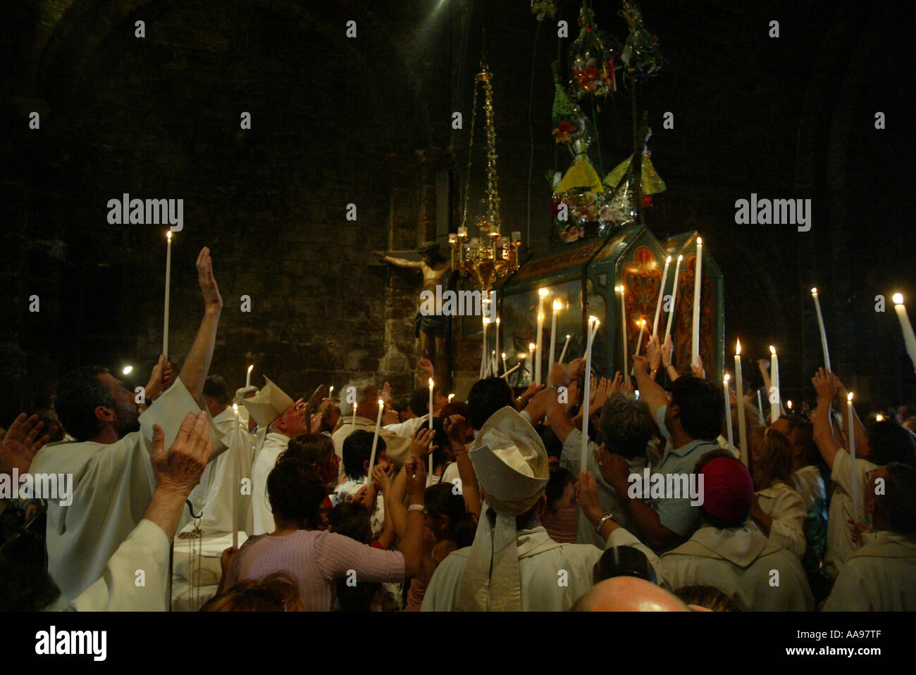 WORSHIPPERS AT A GYPSY RELIGIOUS FESTIVAL IN SAINTES MAIRES DE LA MER ...