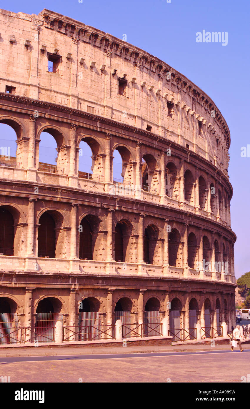 Il Colosseo, Rome's famous landmark Stock Photo - Alamy