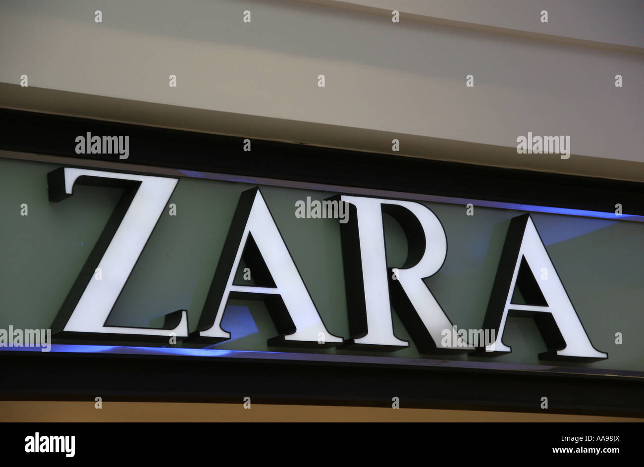 ZARA shop sign Stock Photo - Alamy