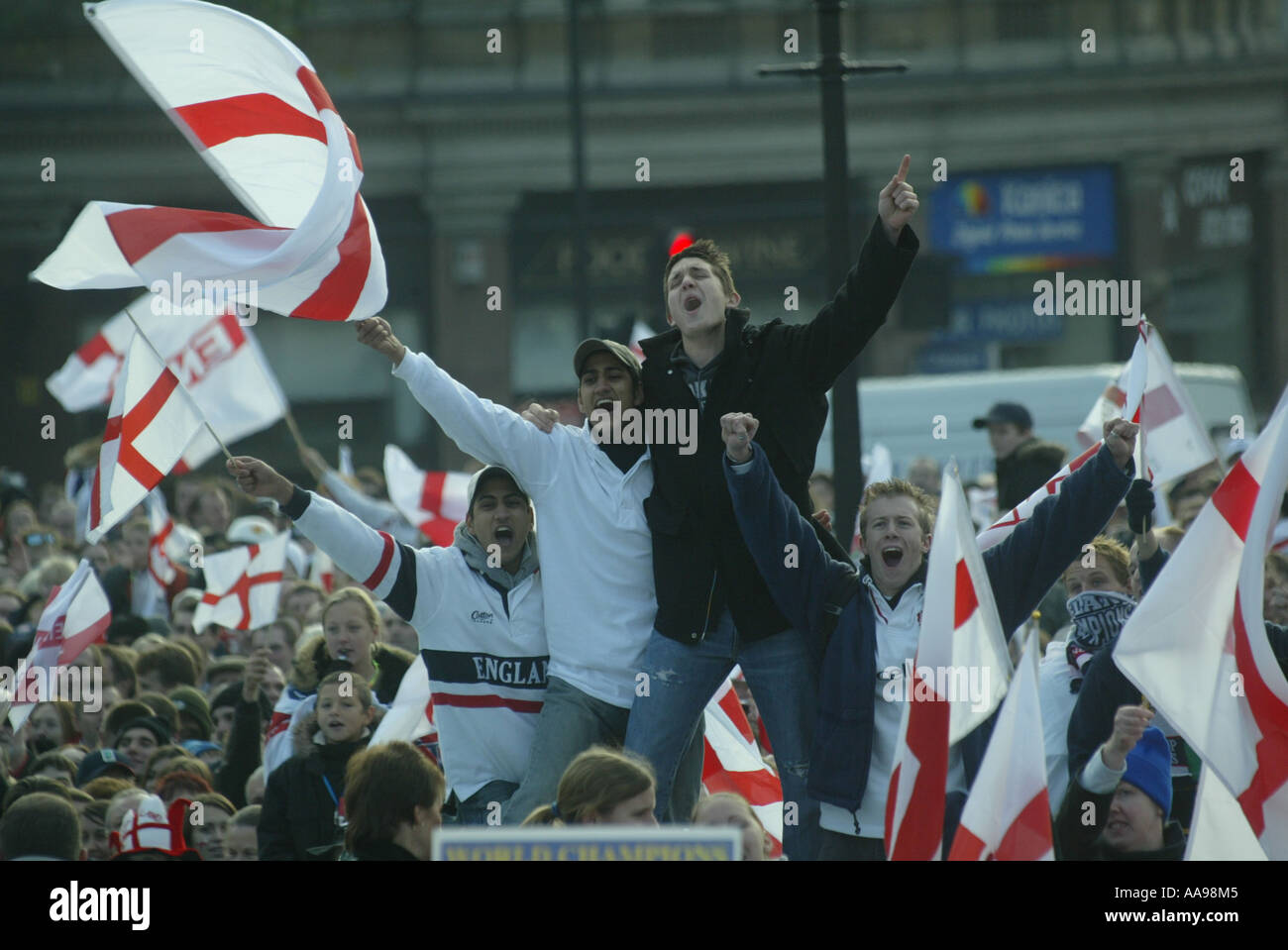 CHEERING FANS WELCOME BACK THE ENGLAND RUGBY WORLD CUP SQUAD TO ...