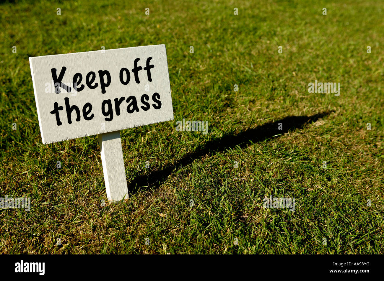 Keep off the grass sign Stock Photo - Alamy