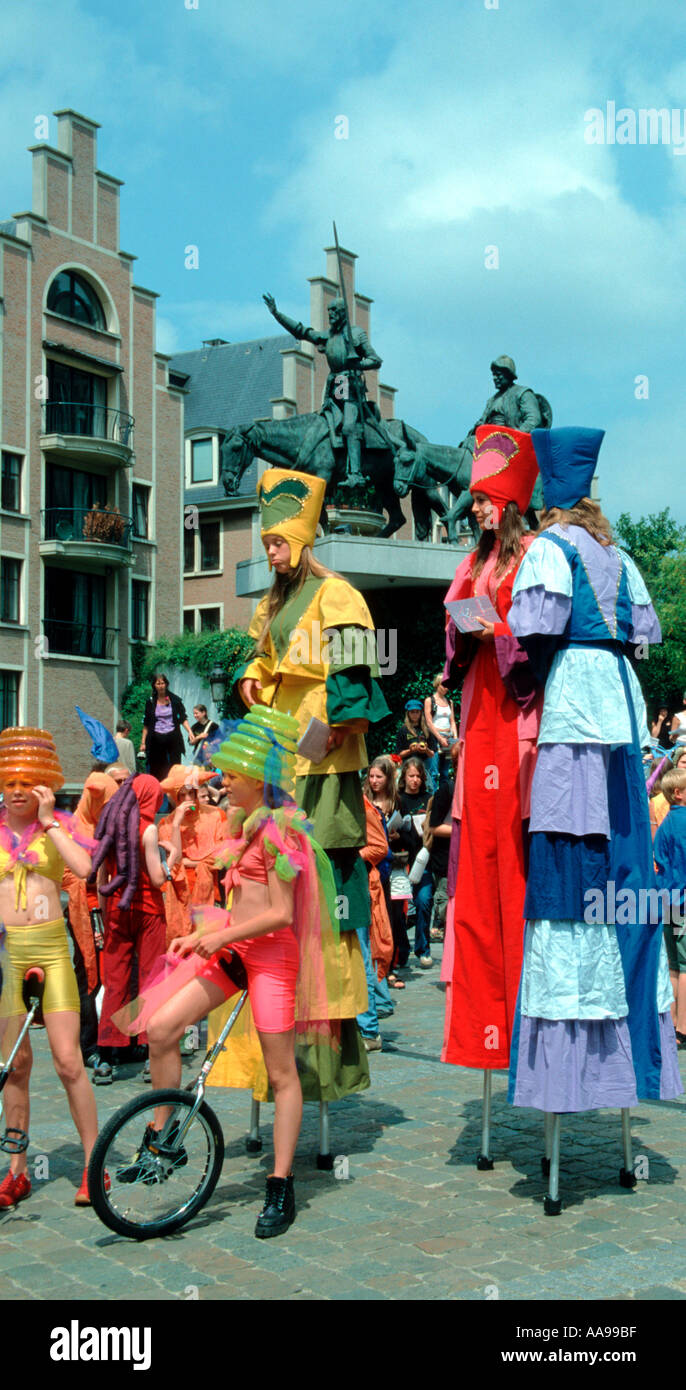 Circus performer on stilts hi-res stock photography and images - Alamy