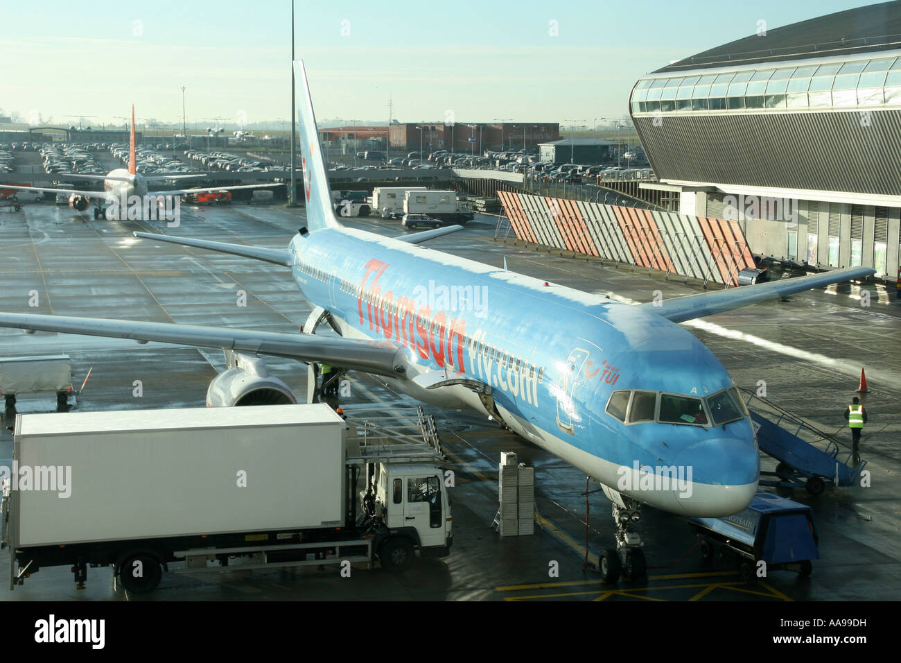 Thomson Fly Boeing 757 at Luton Airport Stock Photo - Alamy
