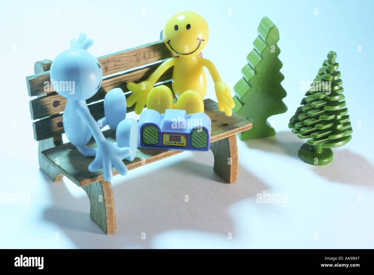 Figures sitting bench hi-res stock photography and images - Alamy