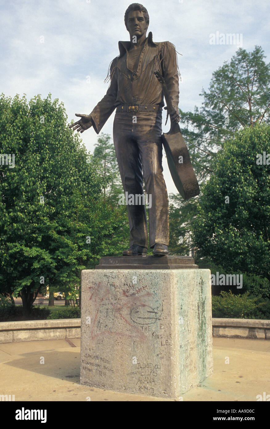 Elvis presley statue in memphis hi-res stock photography and images - Alamy