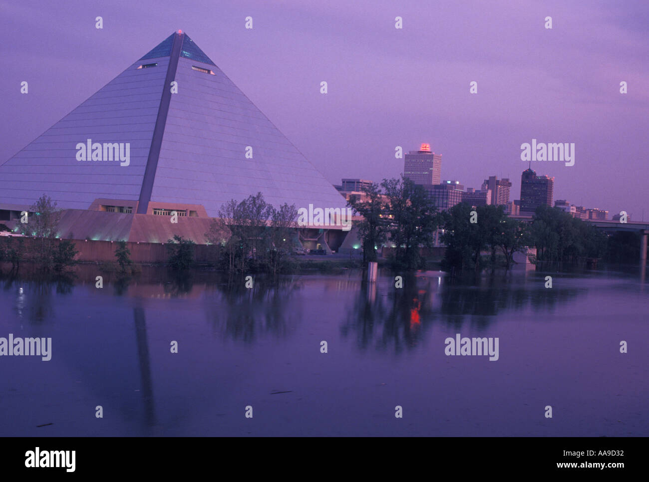 Memphis pyramid river hi-res stock photography and images - Alamy