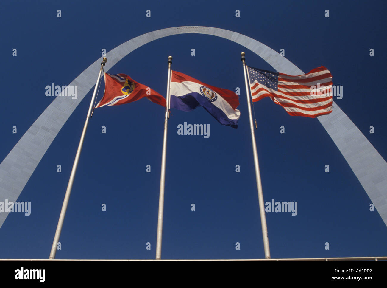 Gateway arch flags st louis hi-res stock photography and images - Alamy