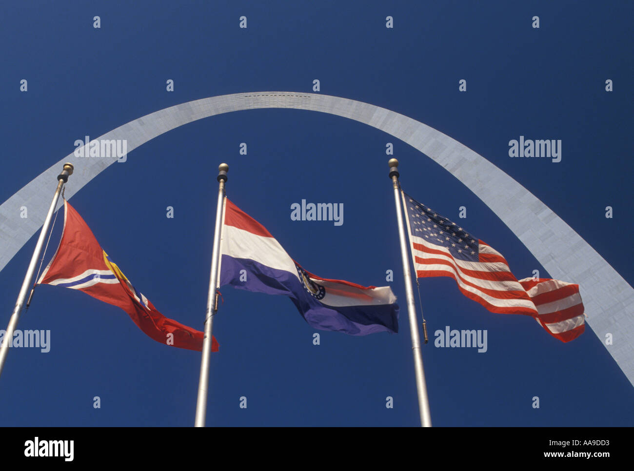 Gateway arch flags st louis hi-res stock photography and images - Alamy