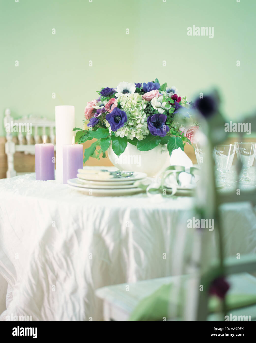 Dining table and flower decoration Stock Photo - Alamy