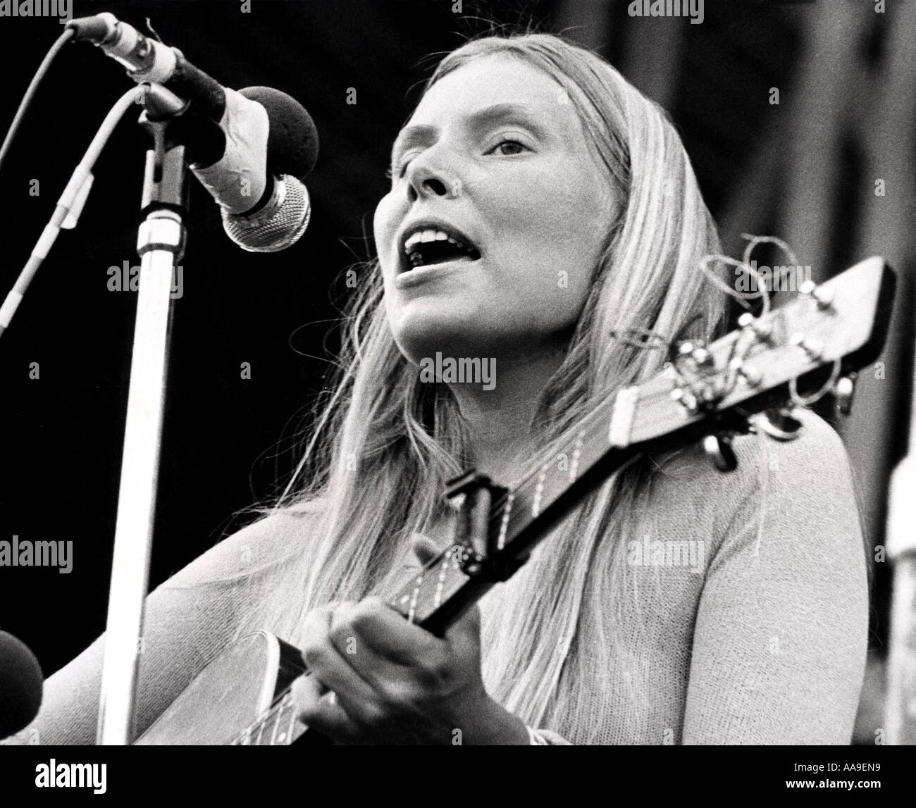 Joni mitchell 1972 hi-res stock photography and images - Alamy