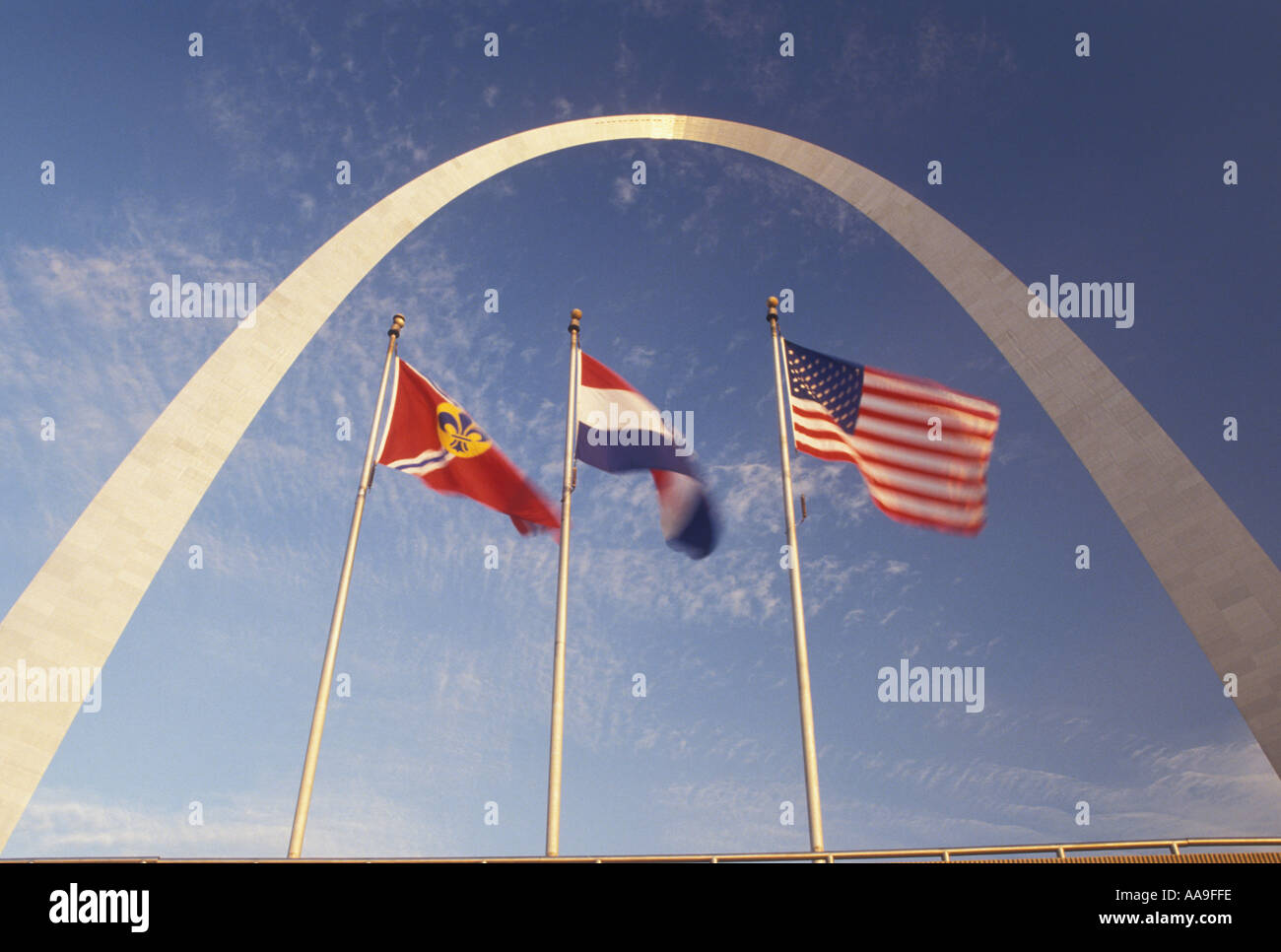Gateway arch flags st louis hi-res stock photography and images - Alamy