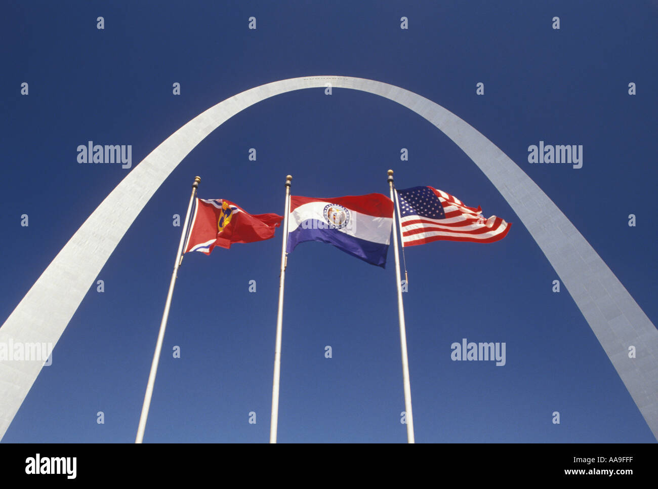 Gateway arch flags st louis hi-res stock photography and images - Alamy