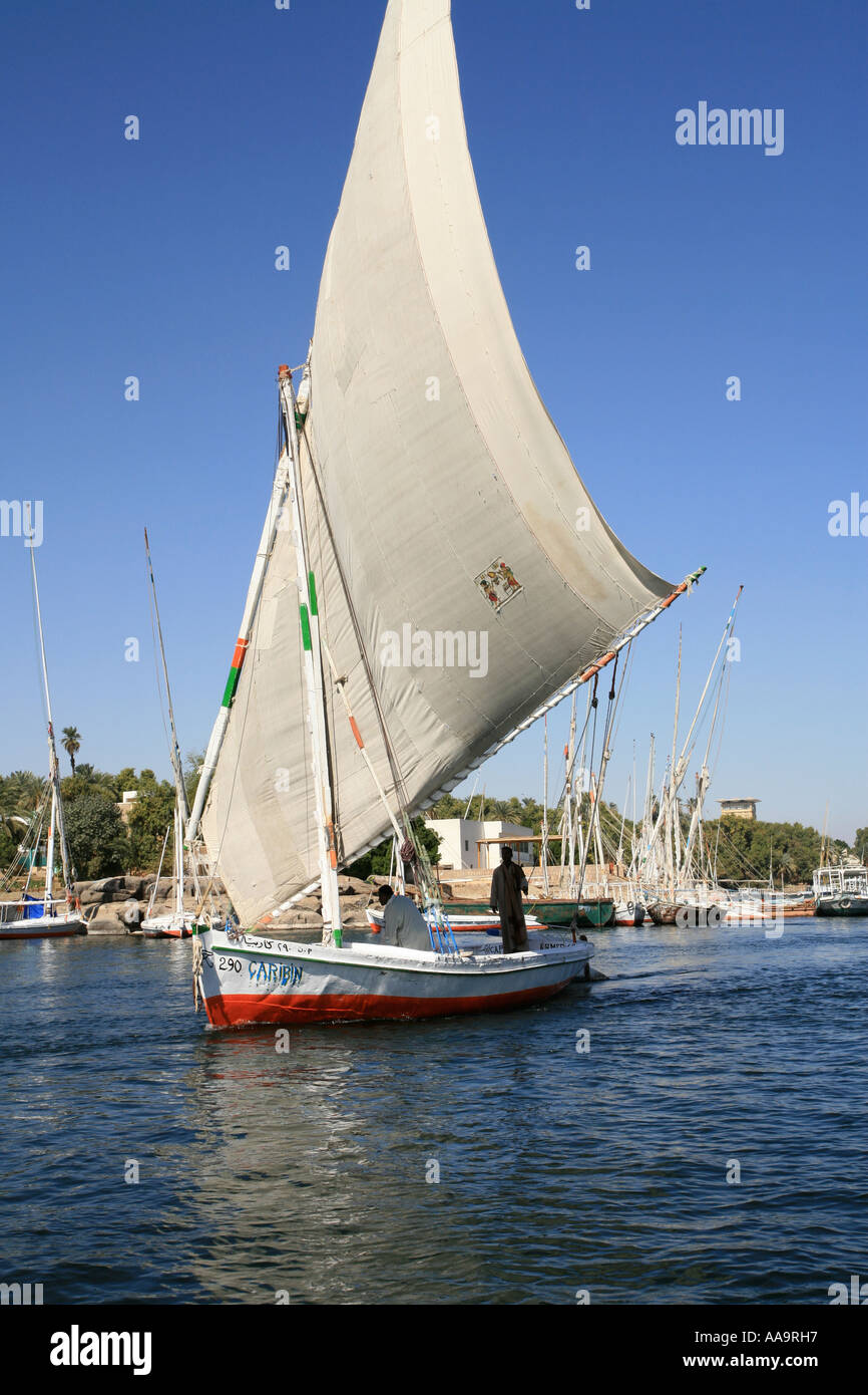 Primitive sail hi-res stock photography and images - Alamy